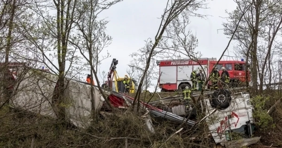 Schwerer LKW-Unfall auf A48/Ulmen: Fahrer eingeklemmt - Startseite - Rhein-Zeitung