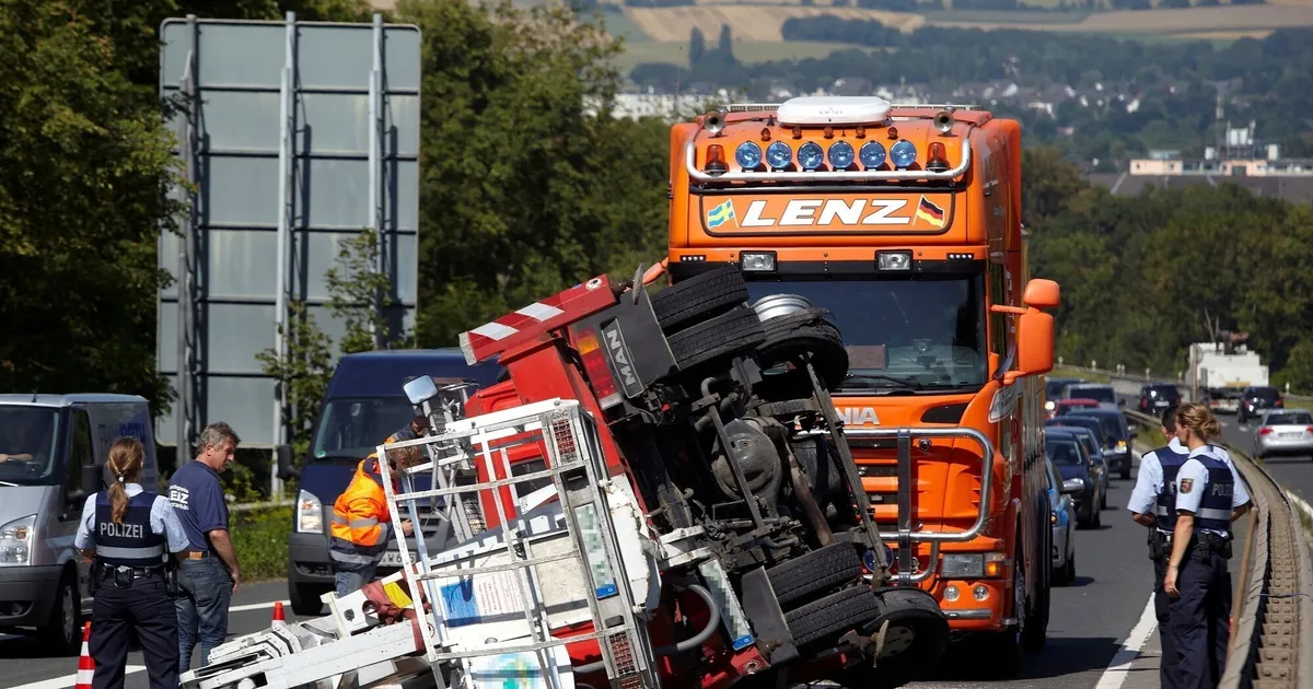 Unfall auf der B9 bei Weißenthurm: Umgekippter Laster sorgt für Stau - Koblenz & Region - Rhein ...