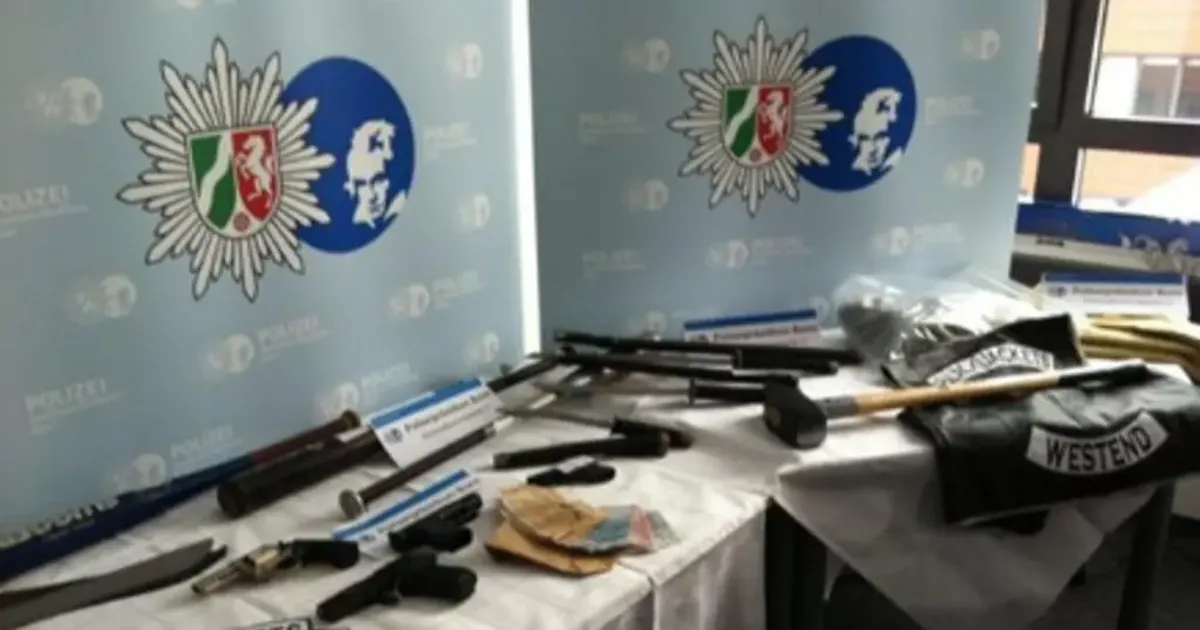 Razzia: Polizei geht mit Riesen-Einsatz gegen Straßenbande vor - Kreis ...