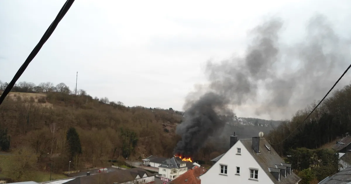 Lagerhalle steht in Koblenz-Niederberg in Flammen - Koblenz & Region - Rhein-Zeitung