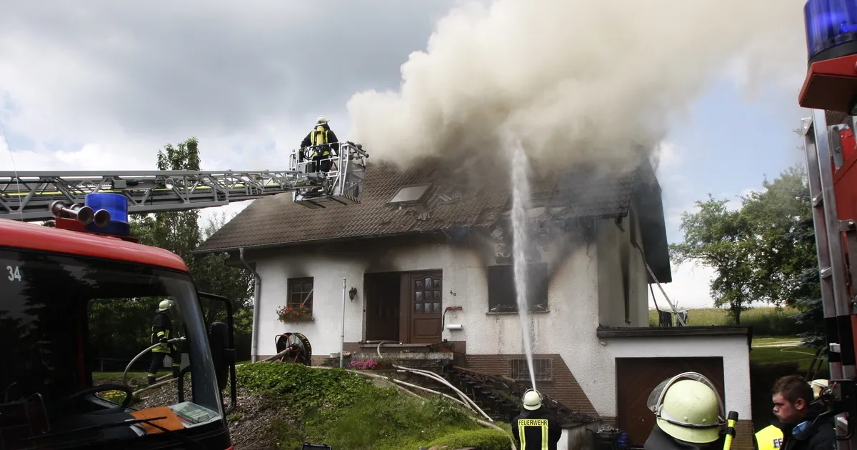 Hausbrand in Arnshöfen: Gebäude komplett in Flammen - Startseite ...