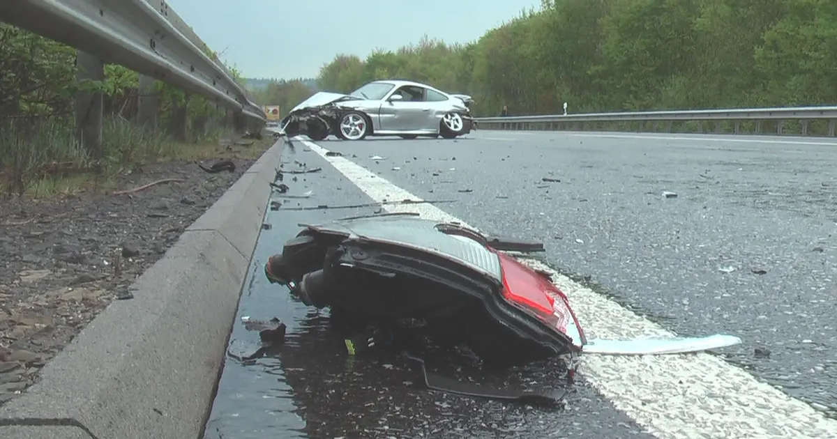 Porsche-Unfall auf der A1: Bei Regen in die Leitplanken gerast ...