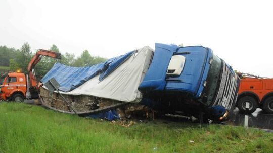Sattelzug kippt auf der B 262 bei Mayen-Hausen um - Andernach & Mayen - Rhein-Zeitung