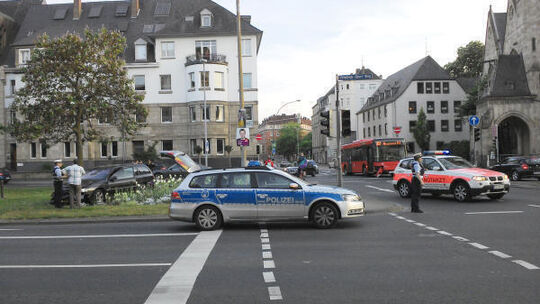 Auto knallt am Friedrich-Ebert-Ring in Koblenz in einen Bus und ...