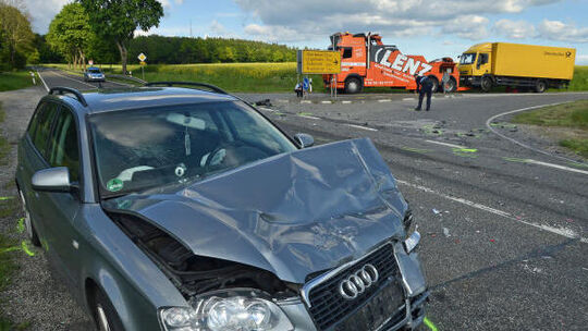 Straße zeitweise voll gesperrt: Schwerer Unfall auf der B327 - Rhein ...
