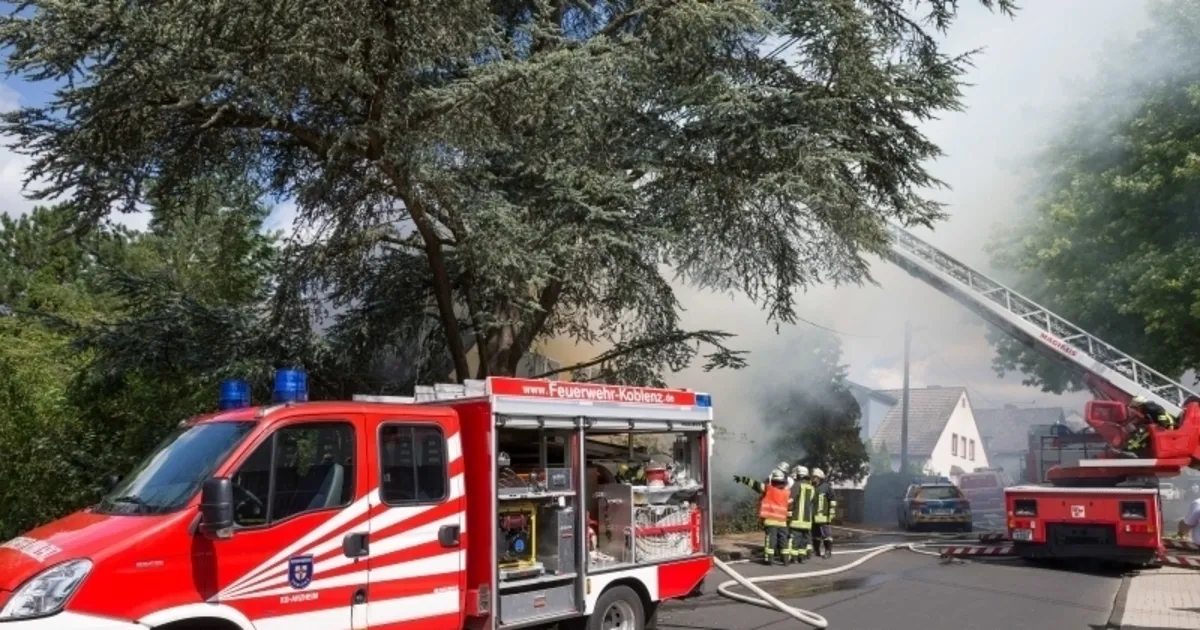 Brand in Ehrenbreitstein: Polizisten tragen 89-Jährigen aus verrauchtem Haus - Koblenz & Region ...