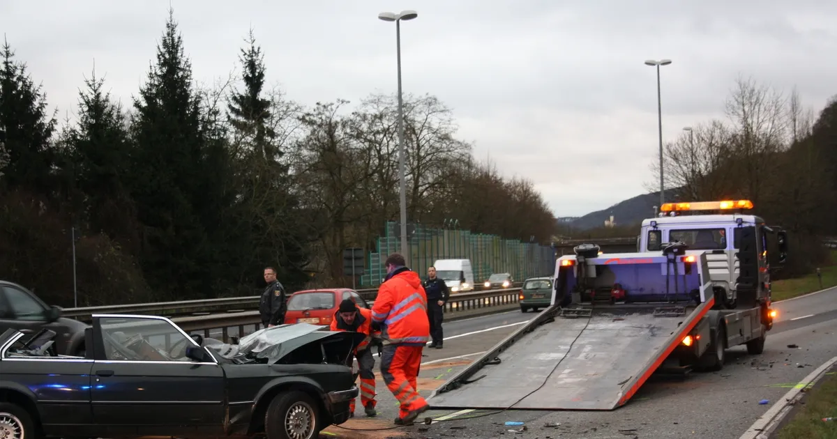 Schwerer Verkehrsunfall auf der B9 in Koblenz: Vollsperrung - Koblenz & Region - Rhein-Zeitung