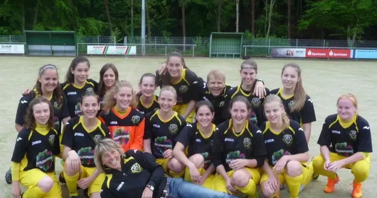 Mädchenfußball: B-Juniorinnen des JFV feiern Bezirksliga-Titel - Archiv - Rhein-Zeitung