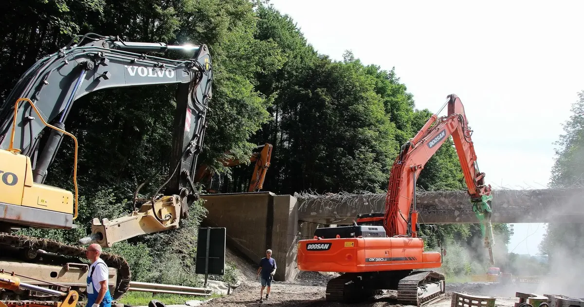 Bundeswehrbrücke über B 49 abgerissen - Westerwälder Zeitung - Rhein ...