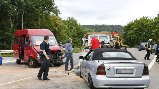 Unfall: Schulbus kollidiert mit Pkw - Kreis Neuwied - Rhein-Zeitung