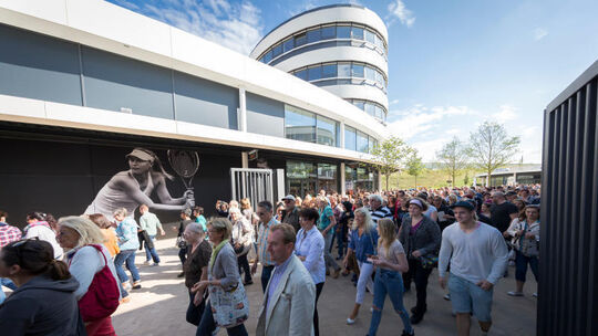 Ansturm aufs Outlet: 15 000 Besucher strömen am ersten Tag nach ...
