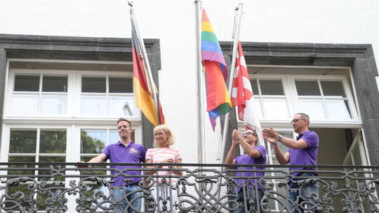 Die Regenbogenfahne weht jetzt auch über dem Koblenzer Rathaus - Koblenz & Region - Rhein-Zeitung