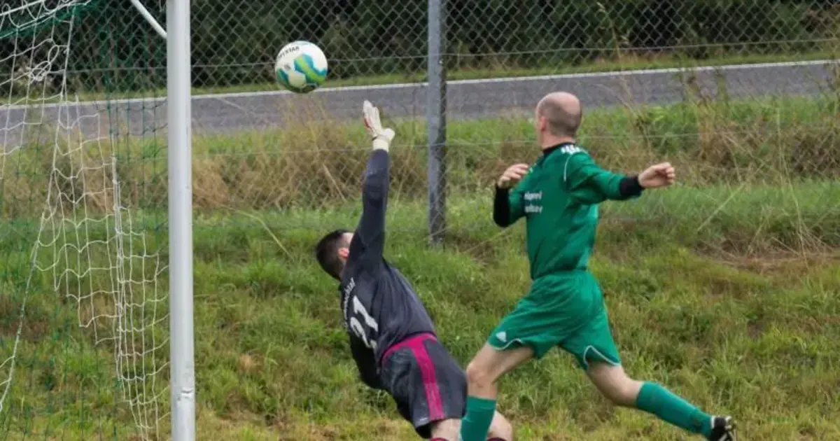 Niederburg siegt glücklich im Hit - Fußball - Rhein-Zeitung