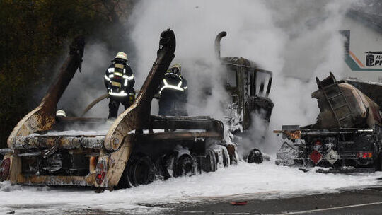 Tankwagen explodiert: Fahrer (63) erleidet schwere Verbrennungen - 26 ...