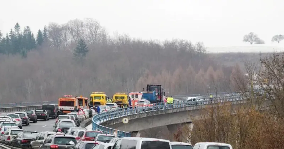 Zwei Stunden Vollsperrung: Unfall legt B 256 lahm - Kreis Neuwied - Rhein-Zeitung
