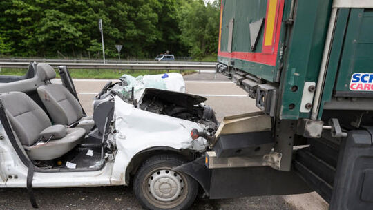Elzer Berg: Zwei Schwerverletzte bei Auffahrunfall - 20 Kilometer Stau - Westerwälder Zeitung ...