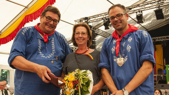 Hachenburg feiert Kirmesmontag: Edith Pfeiffer als Ehrenbürgerin des ...