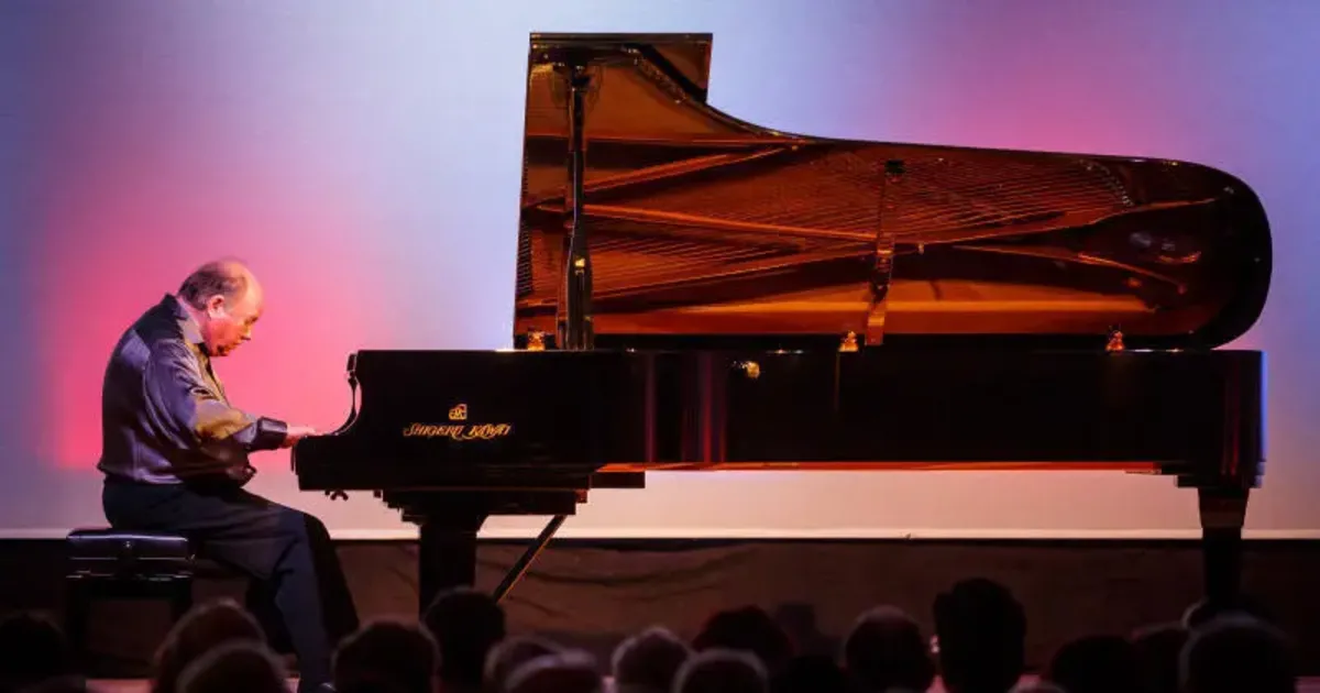 Poet am Piano: Perry mit furiosem Finale - Kreis Cochem-Zell - Rhein ...