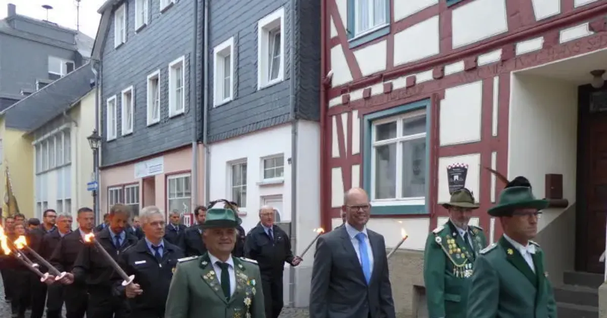 Schützen erweisen ihren Majestäten die Ehre - Rhein-Hunsrück-Zeitung ...