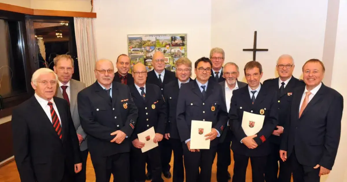Glückwunsch: Goldene Ehrenzeichen für verdiente Feuerwehrleute aus dem ... Glückwunsch: Goldene Ehrenzeichen für verdiente Feuerwehrleute aus dem ...