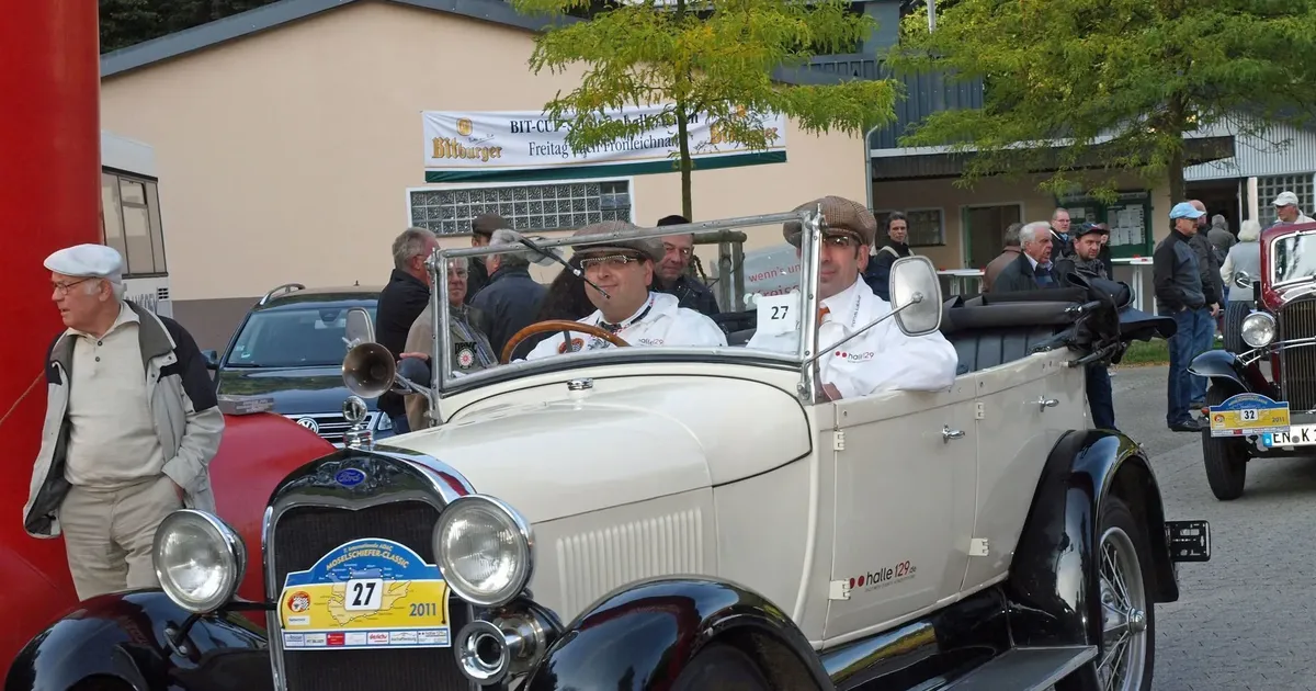 Oldtimer: 89 Jahre alter Ford De Luxe Phaeton schafft Tempo 100 ...