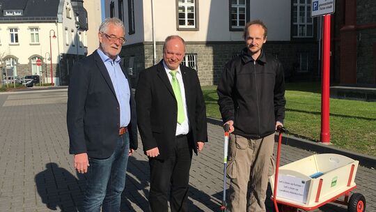 Ehrenamt Bitzener holt seit Jahren Unrat aus dem Wald - AWB übergibt ...