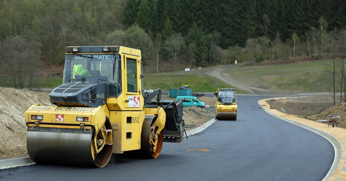 Gewerbestandort Straßenbau und Arbeiten für neue Halle von Thomas in Herdorf gehen voran ...