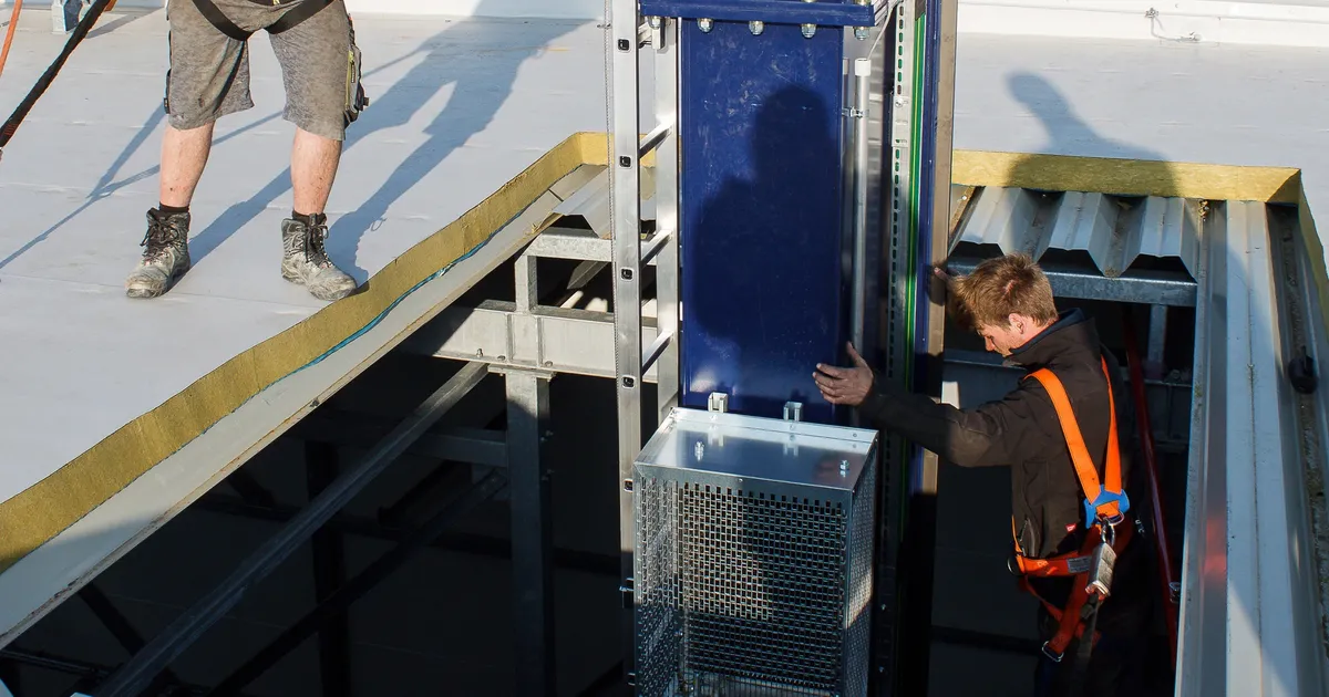 Kellereierweiterung Autokräne hieven Stahlteil ins Dach eines 25-Meter ...