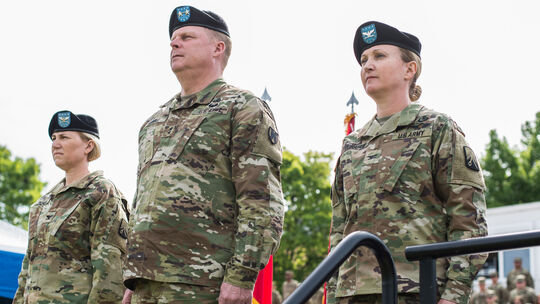 Army Michelle Donahue tritt Dienst an: U.S. Army Baumholder: 13 Schüsse ...