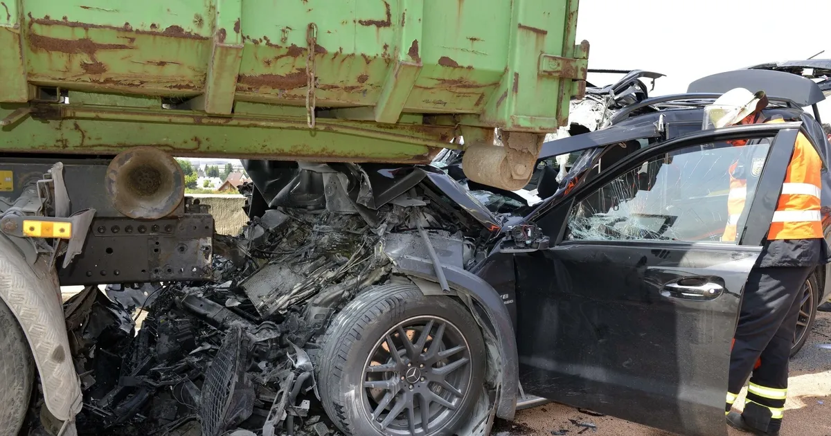 Tödlicher Unfall auf der A48: SUV gerät unter Lkw, Fahrer (46) stirbt ...