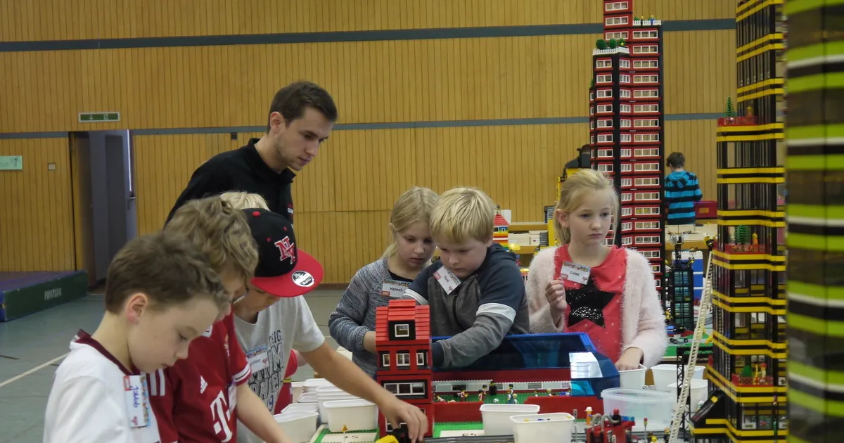 Kunterbunte Häuser: Kinder bauen eine eigene Stadt aus Lego-Steinen ...