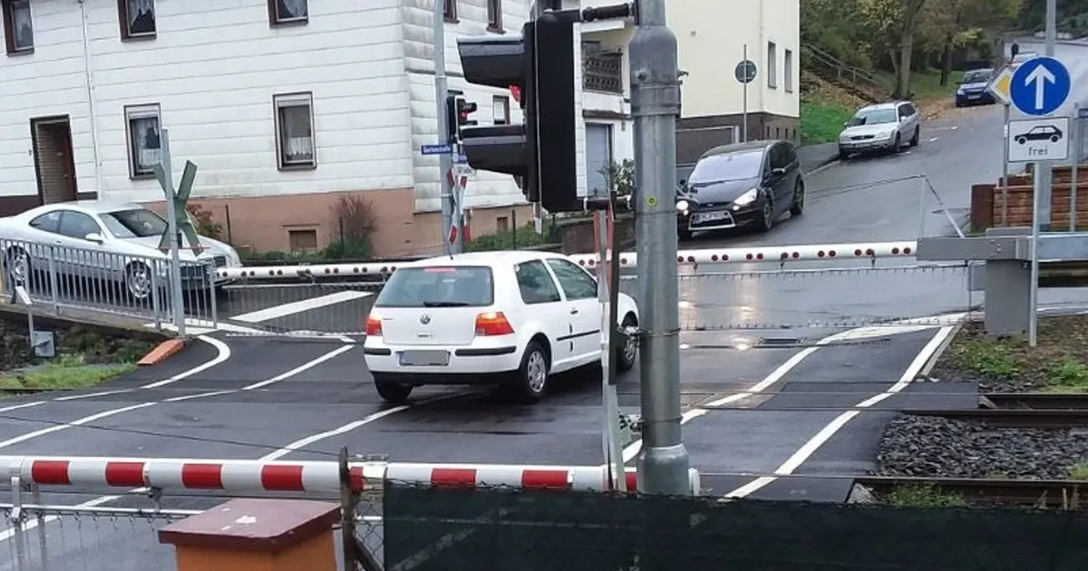 Bahnübergang in Nievern: Immer wieder gibt es brenzlige Situationen ... Bahnübergang in Nievern: Immer wieder gibt es brenzlige Situationen ...