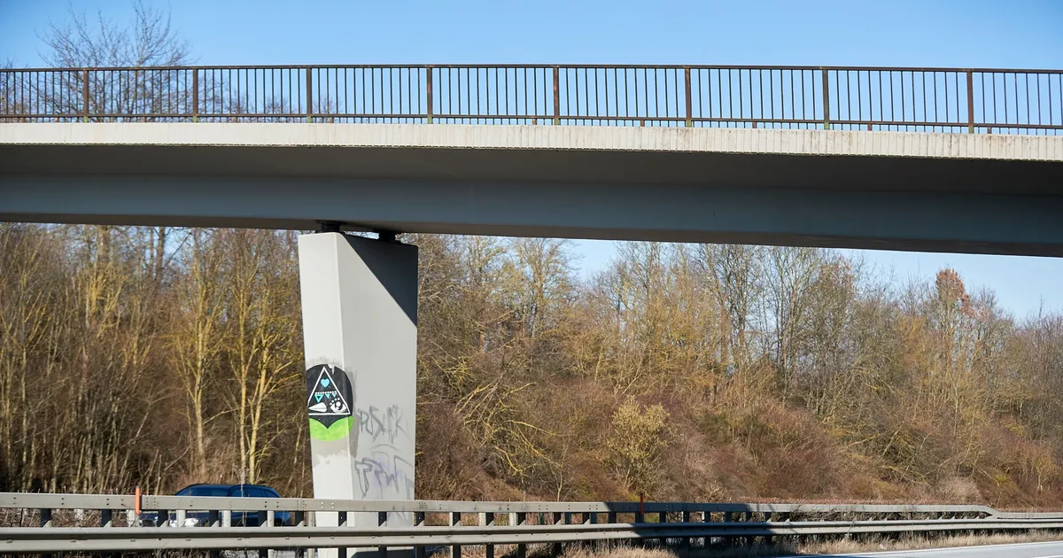 Rätselhaftes Bild an der A48: Was steckt hinter den Zeichen an der ...