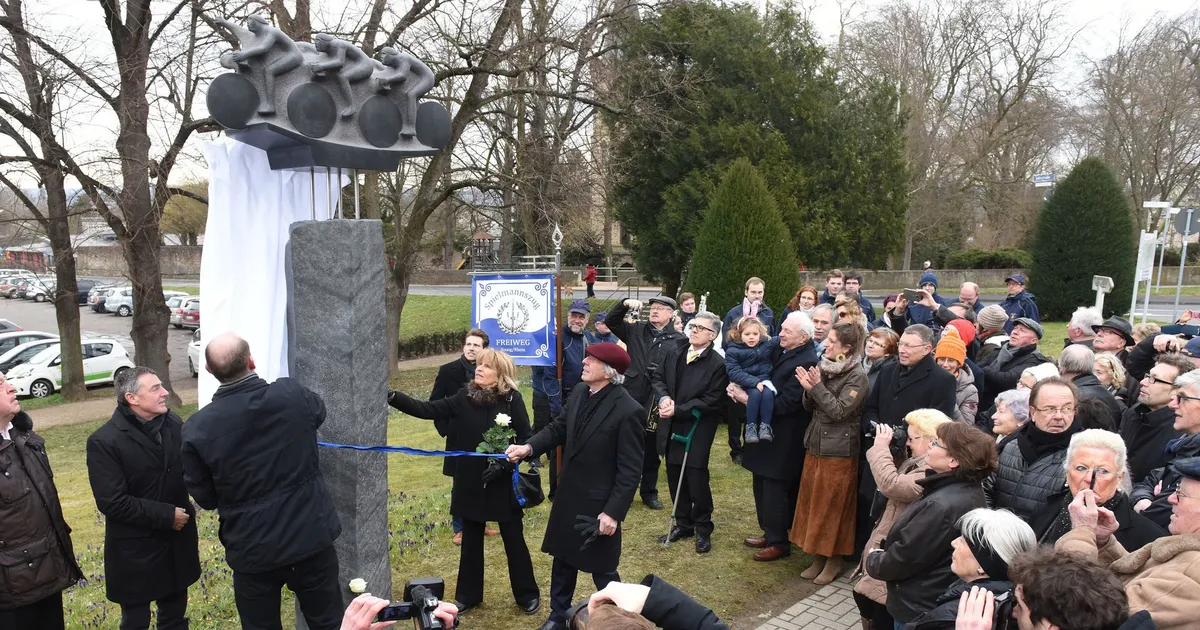 Würdigung Stele wurde feierlich enthüllt : Andenken an Radsportlegende ...