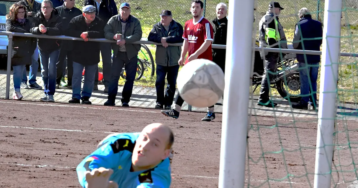 Markus Pape hält im Spitzenspiel überragend, patzt aber beim 2:2 in der ...