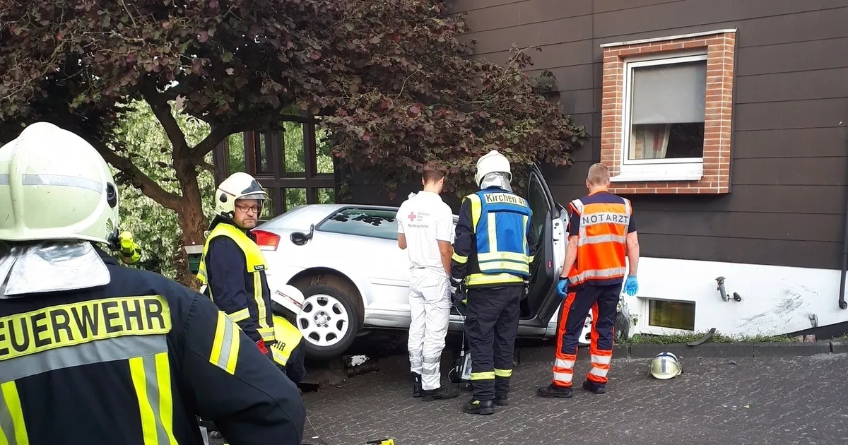Nach Drei-Meter-Sturz: Auto landet an einer Hauswand - Kreis ...