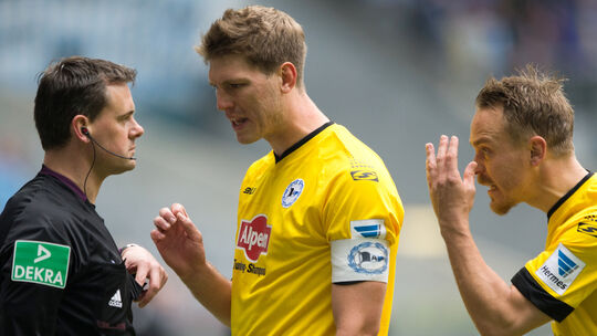 Fußball Interview mit dem neuen Chef der Referees über die ...
