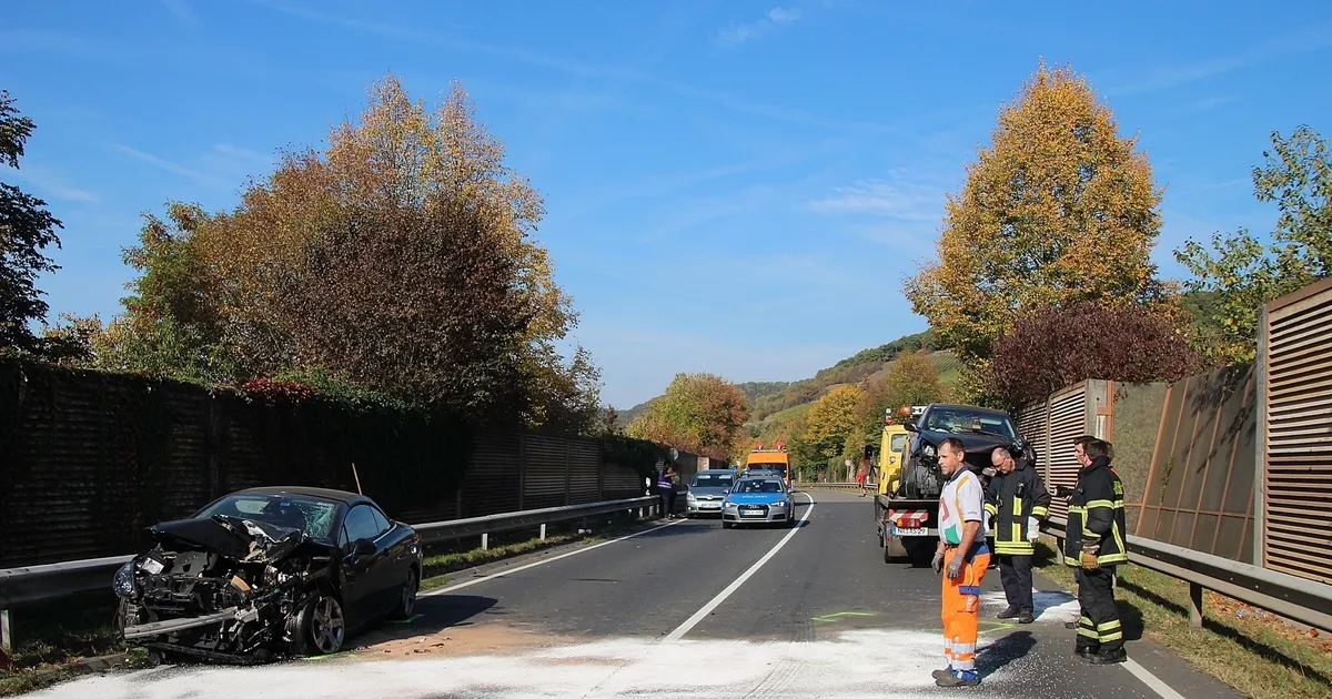 Zwei Schwerverletzte nach Unfall auf der B 42: Straße zweieinhalb Stunden gesperrt - Kreis ...