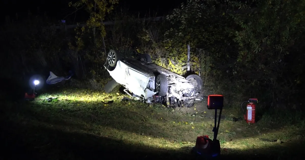 Spektakulärer Unfall auf A48: Ibiza-Fahrer durchbricht Leitplanke und ...