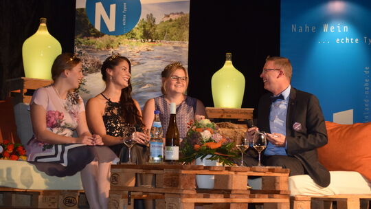 Aktive bereiteten Angelina "Lini" Vogt, der ersten Naheweinkönigin der ...