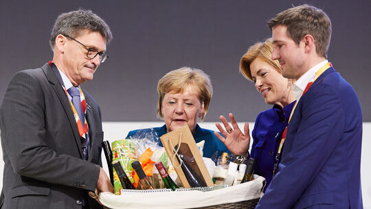 Spitzen - vonStefan Munzlinger: Was kriegt die Kanzlerin von Julia ...