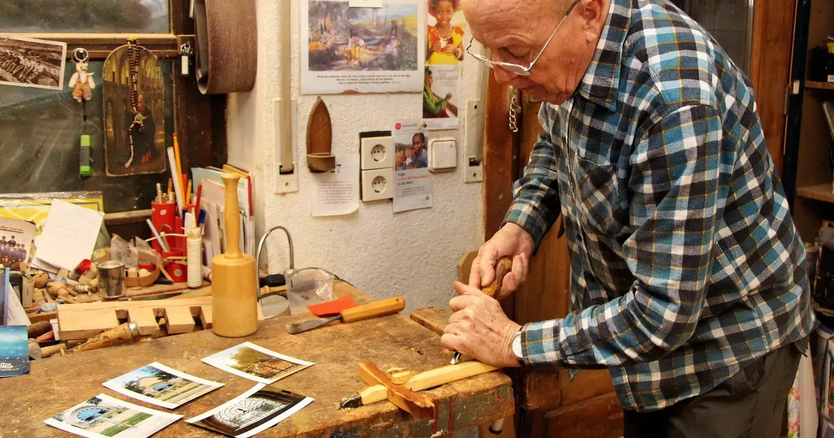 Besuch beim passionierten Holzschnitzer Helmut Jung in Dernbach : Seine ...