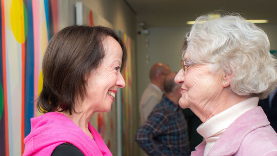 Wo sich fröhliche Farben umschlingen: Großer Andrang bei Vernissage von ...