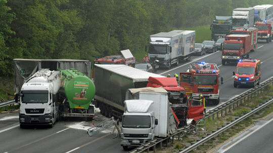 Drei Lastwagen kollidieren vor Baustelle in Höhe der Abfahrt Laudert - Fahrer schwer verletzt ...