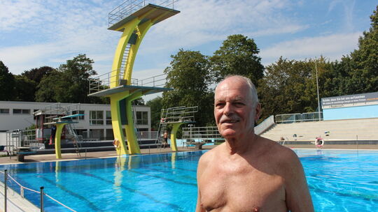 Jürgen Emsbach liebt seit dem Tag der Eröffnung das Freibad auf dem ...