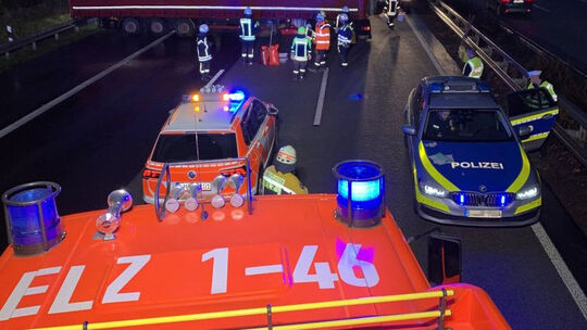 Diesel ausgelaufen - Langer Stau auf A 3: Sattelschlepper stellte sich am Elzer Berg quer ...