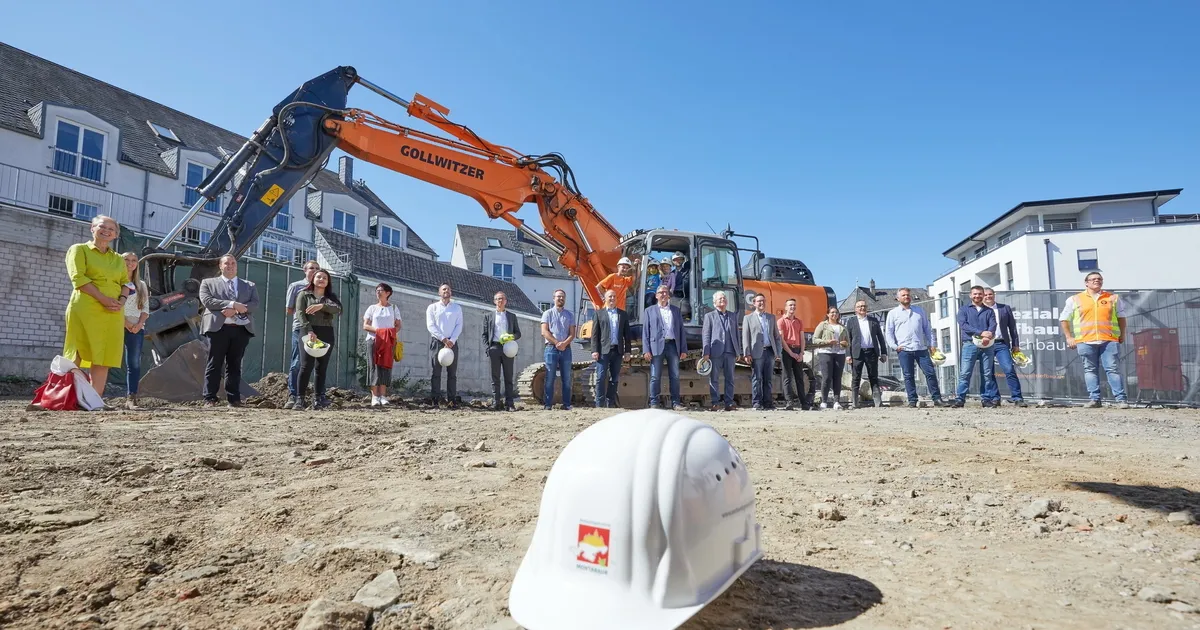 Ulrich Richter-Hopprich lenkt Bagger in den Baubeginn: Projekt ...