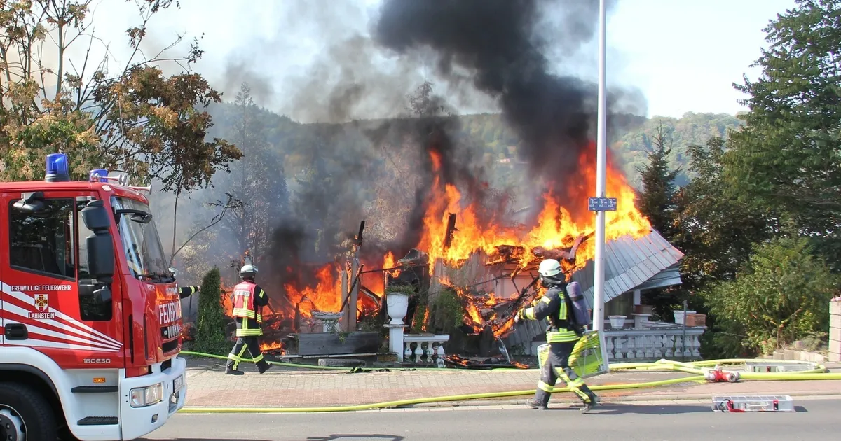 Rund 80 Rettungskräfte leisten Schwerstarbeit - Zwei Feuerwehrleute bei Einsatz verletzt ...