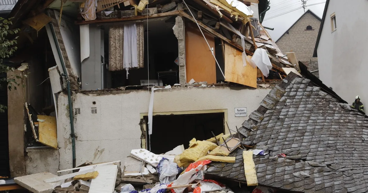 Arzbacher Einsatzkräfte retten bewusstlosen 54-Jährigen nach Explosion aus brennendem Gebäude ...