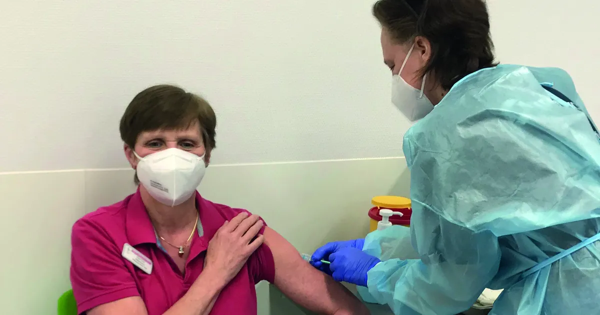 Hunsrück-Klinik impft erste Mitarbeiter gegen das Coronavirus - Rhein ...